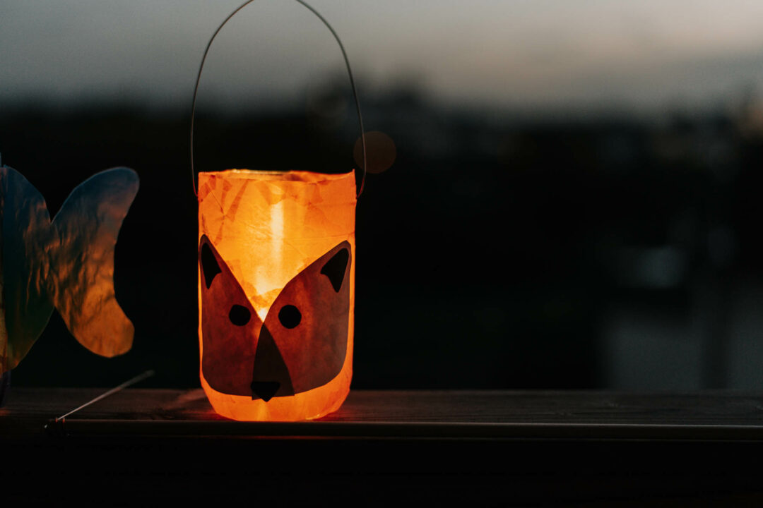 Upcycling DIY Laterne aus Plastikflasche basteln - Uponmylife