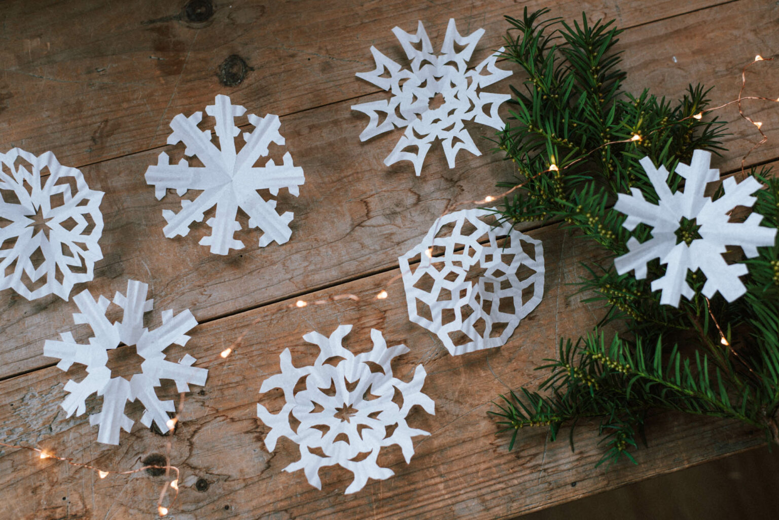 Papiersterne basteln: Weihnachtliche DIY Sterne aus Papier