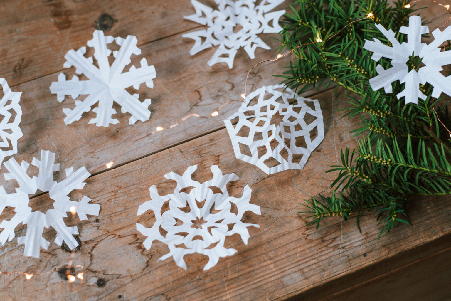 Papiersterne basteln: Weihnachtliche DIY Sterne aus Papier